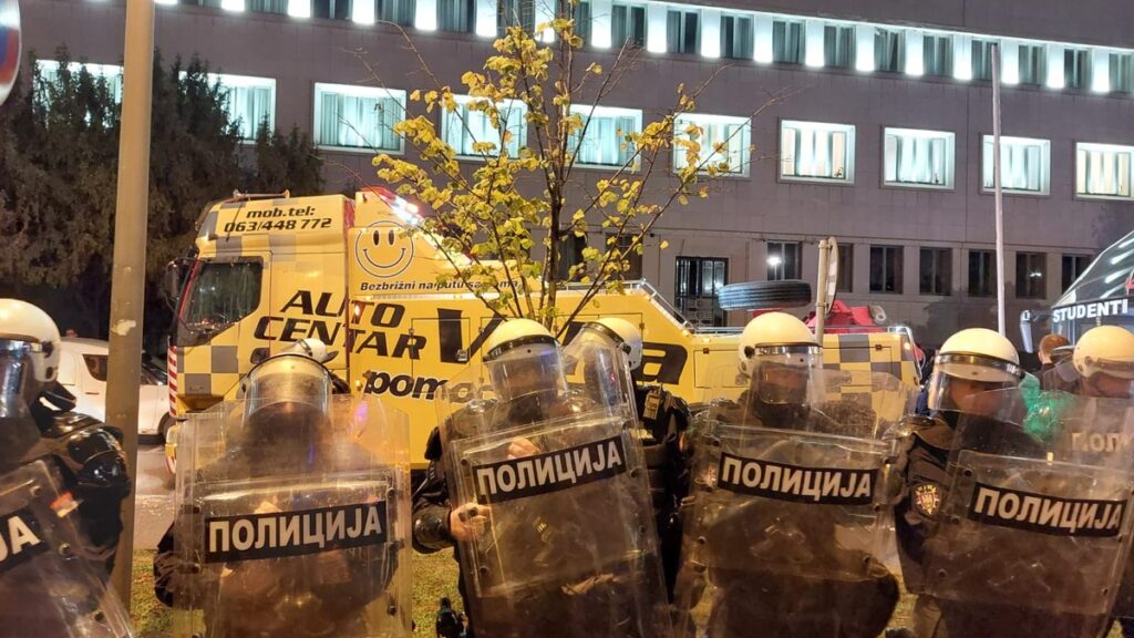 Medvedić objašnjavao deci fetiše i kako da zapale šibicu! - Balkan.Buzz